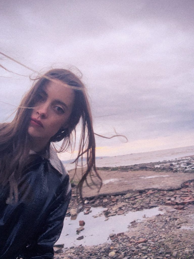 AVYSS magazine » 夢の流動的な性質｜E.M.M.A.が7年ぶりの2ndアルバム『Indigo Dream』を発表