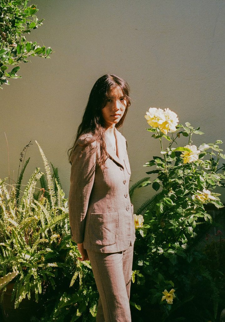 AVYSS magazine » ジェンダー、美しさ、残酷さ｜Ana Roxanneがニューアルバム『Because Of A Flower』を発表