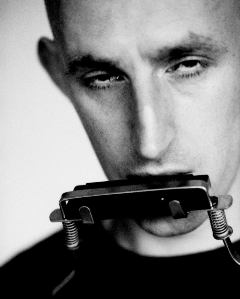 AVYSS magazine » 記憶は曖昧、感情の瓦礫を修復して｜mark william lewisが新曲「Still Above」をリリース